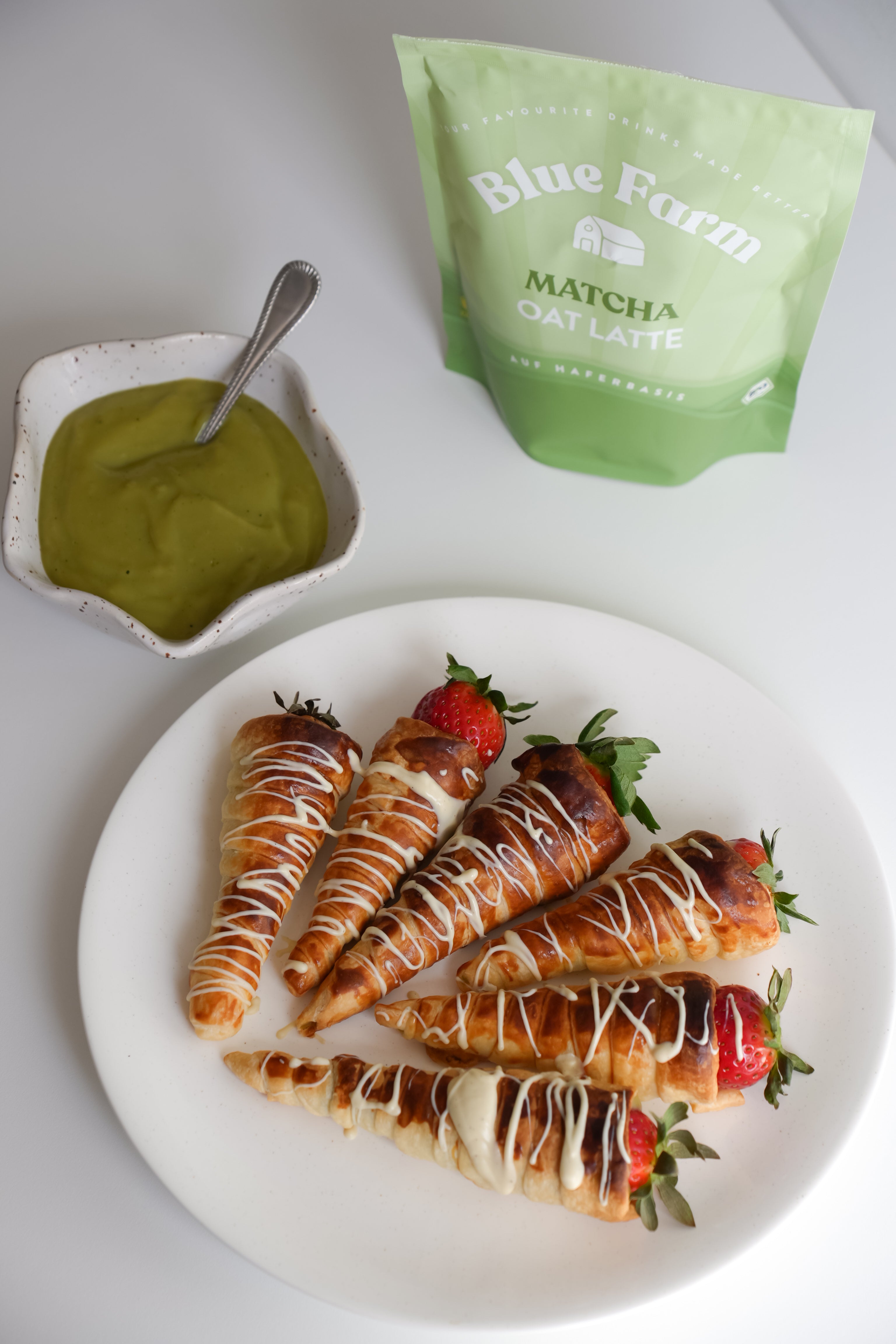The Blue Kitchen | Knusprige Matcha-Hörnchen mit Erdbeeren – Blue Farm
